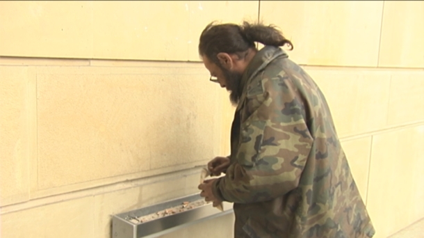 Vídeo: Colilleros, recoger colillas para fumar el tabaco restante