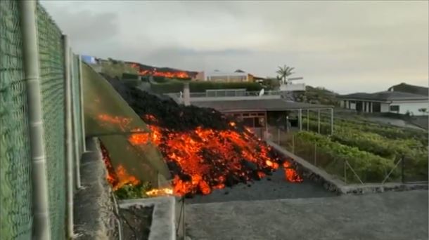Vídeo: La colada de lava sigue arrasando todo a su paso en La Palma