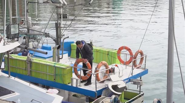 Vídeo: Dos muertos, un herido grave y un desaparecido tras naufragar un pesquero en Santander