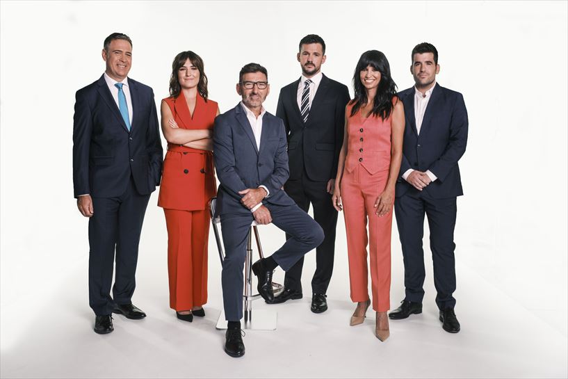 Presentadores de informativos haciendo fotos de la nueva temporada