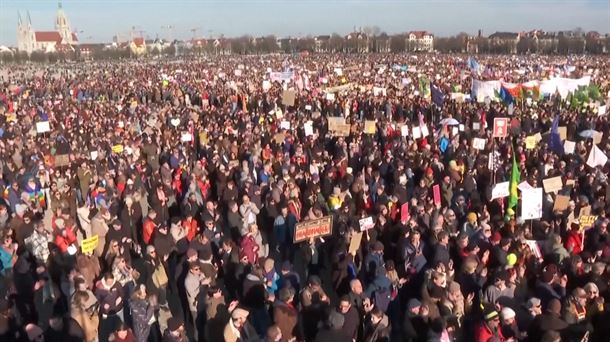 Milaka pertsona batu dira Munichen demokraziaren gainbehera gaitzesteko