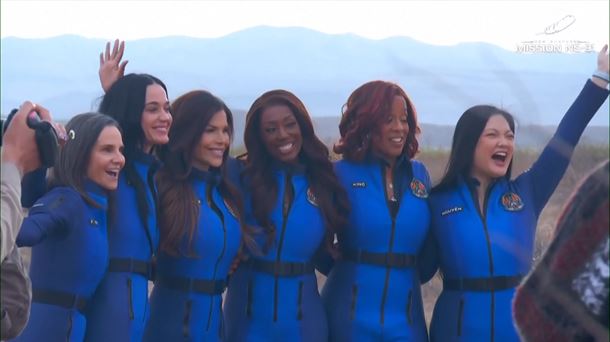 Bideoa: Blue Originen NS-31 misioak sei emakume eraman ditu espaziora, horien artean Katy Perry ...